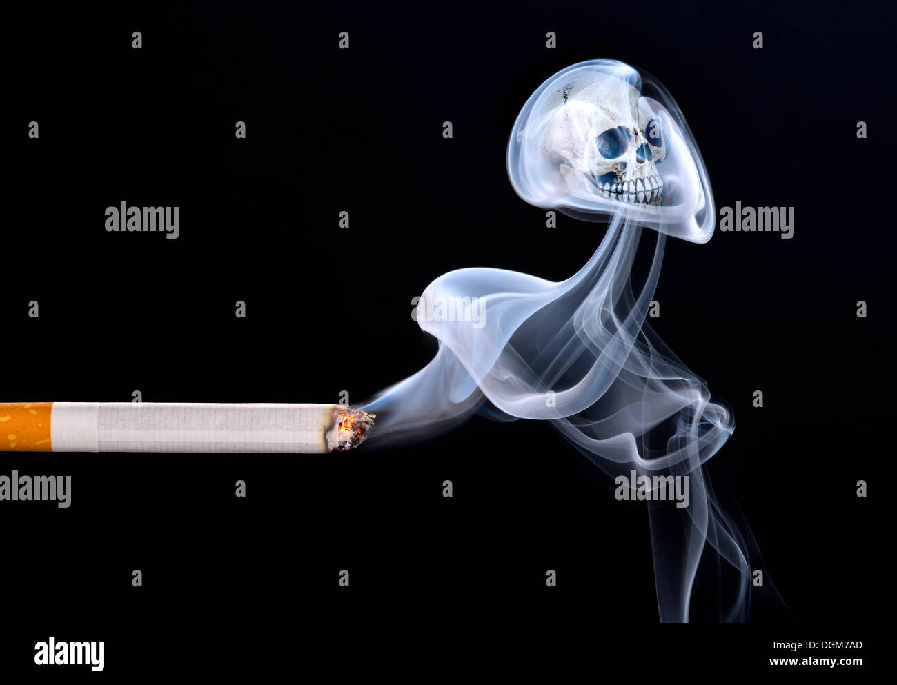 Il fumo di sigaretta formando un teschio, immagine simbolica di morte ...