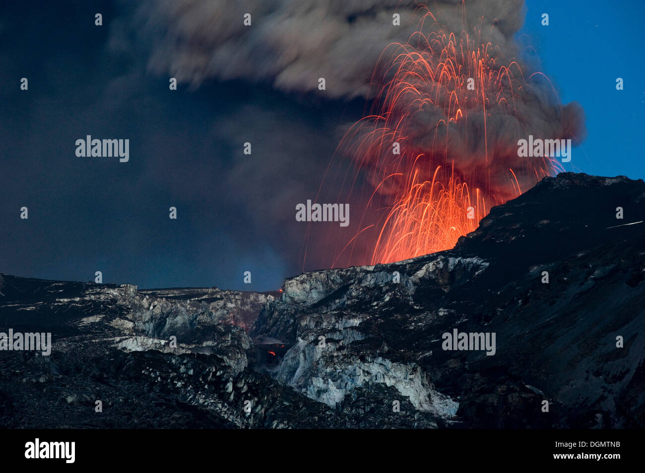 Vulcano in eruzione immagini e fotografie stock ad alta risoluzione - Alamy