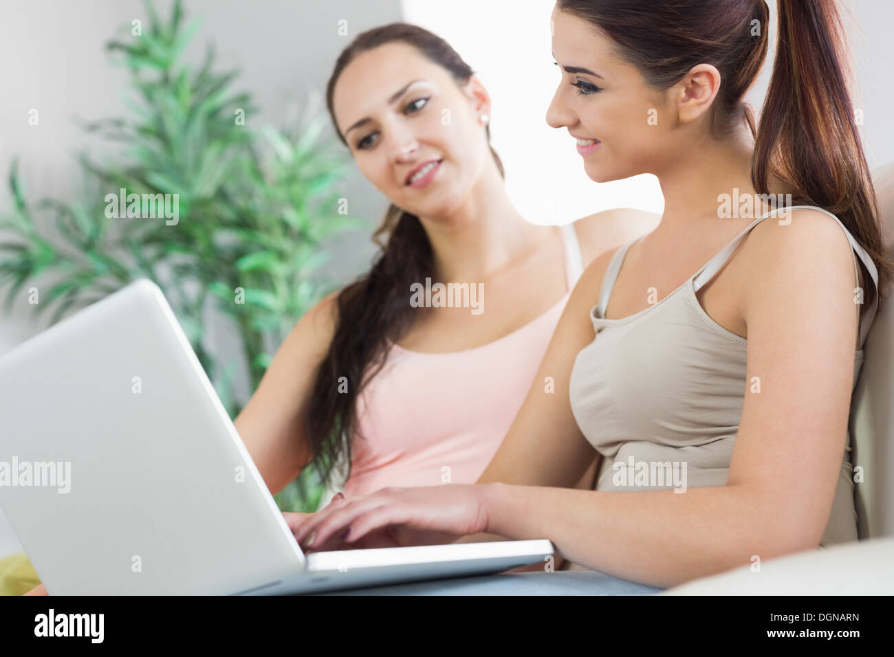 Due giovani donne sedute insieme immagini e fotografie stock ad alta ...