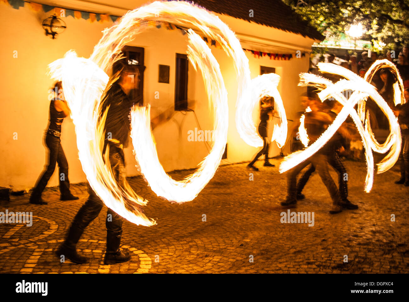 Danza del fuoco immagini e fotografie stock ad alta risoluzione - Alamy
