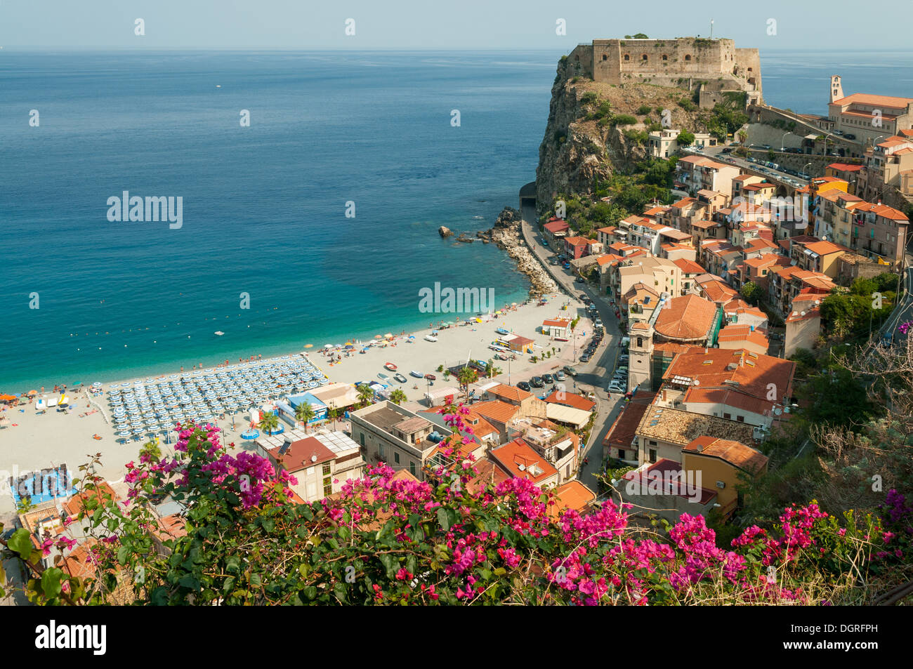 La spiaggia e il Castello Ruffo a Scilla, Calabria, Italia Foto stock ...
