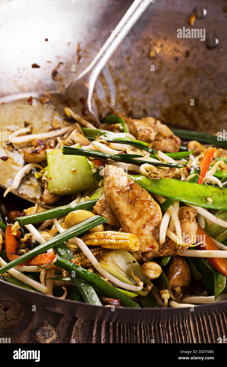 Pollo saltato in padella con verdure immagini e fotografie stock ad ...
