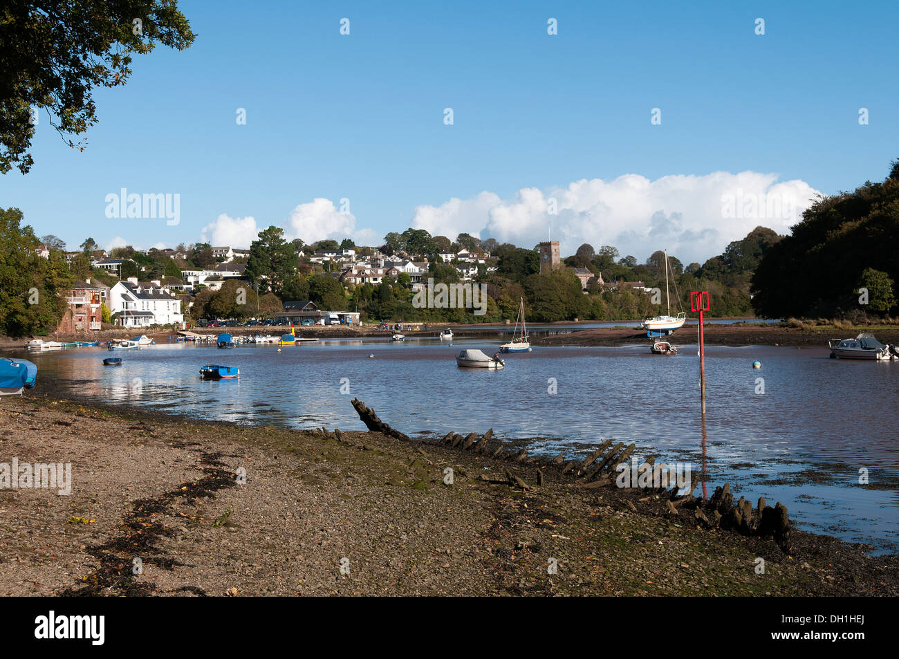 Barca a vela rossa sul dardo del fiume immagini e fotografie stock ad ...