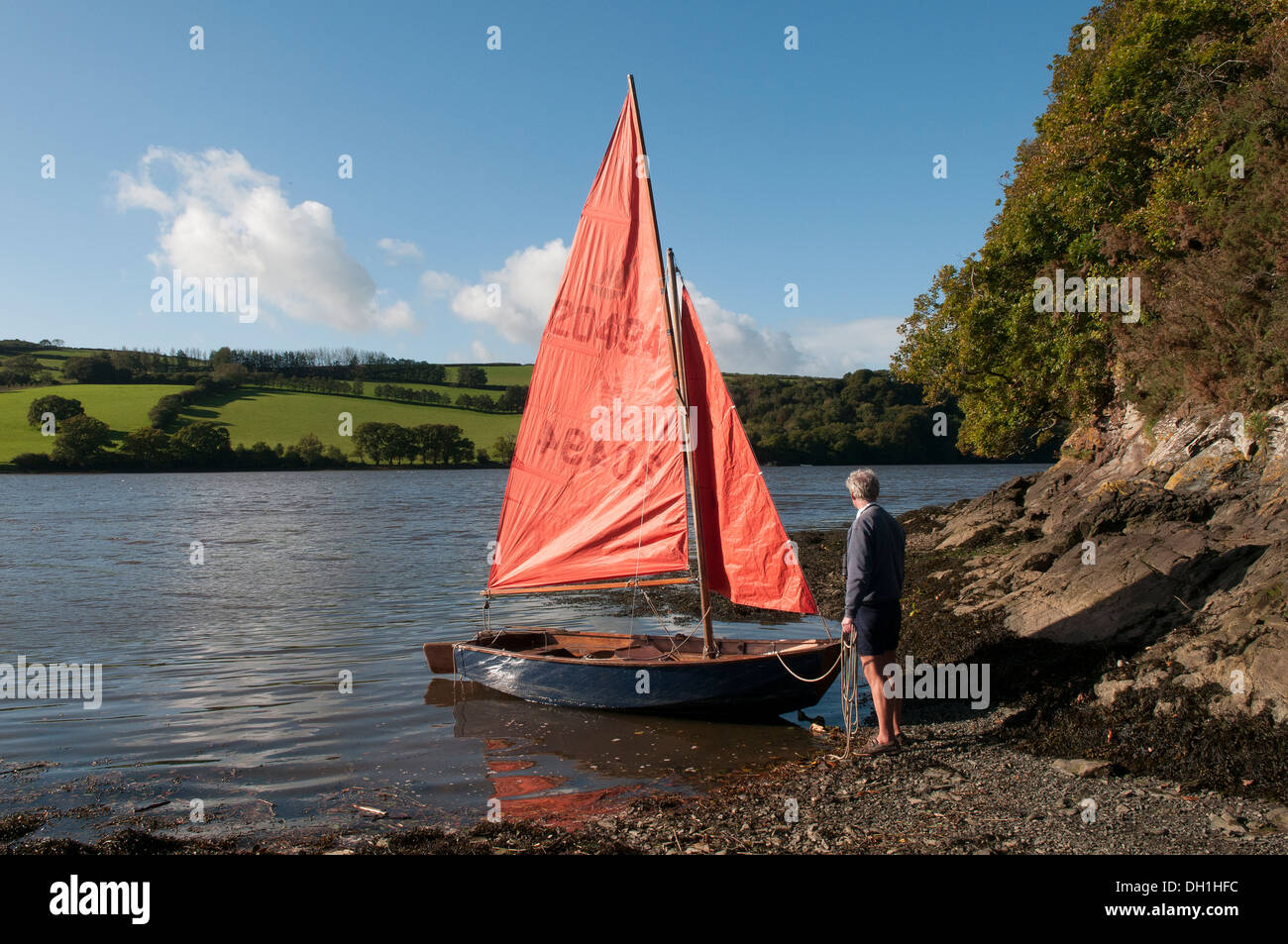 Barca a vela rossa sul dardo del fiume immagini e fotografie stock ad ...