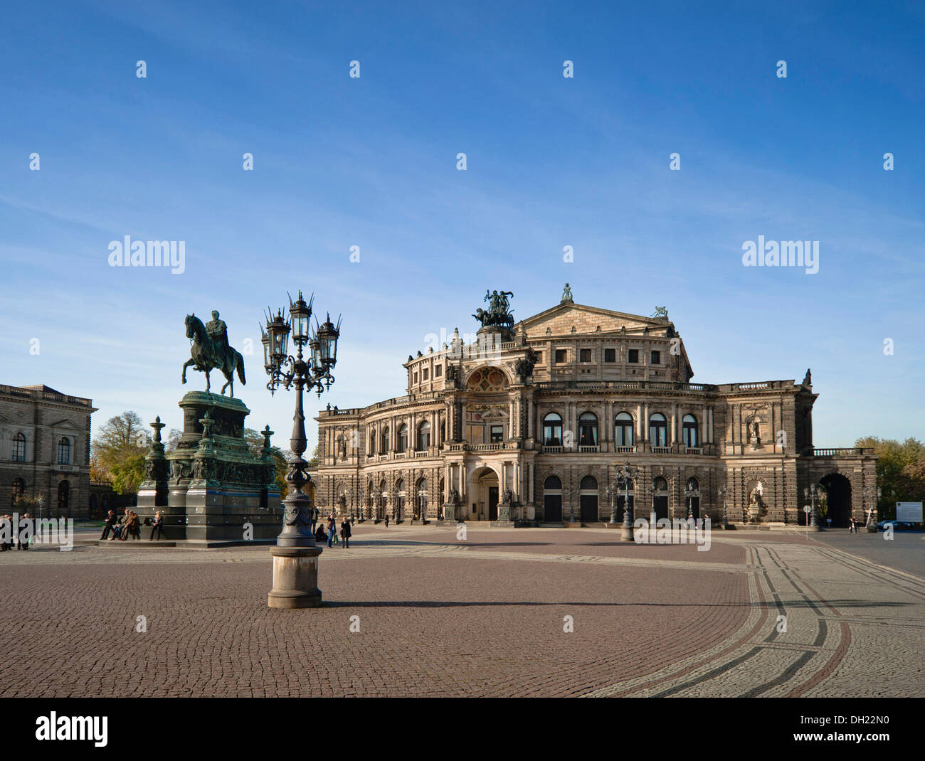 Piazza del teatro con semperoper immagini e fotografie stock ad alta ...