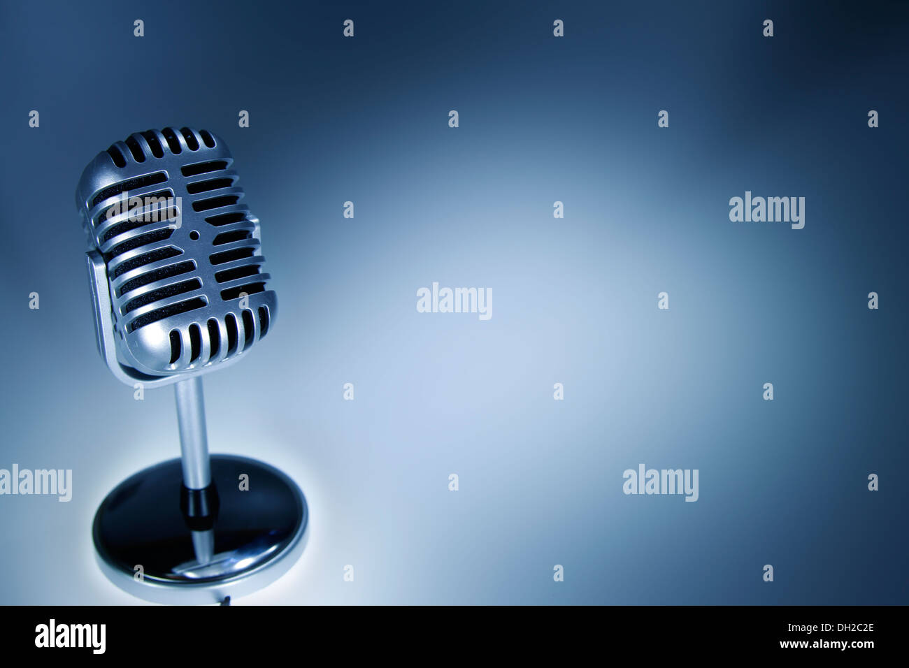 Vecchio microfono immagini e fotografie stock ad alta risoluzione - Alamy