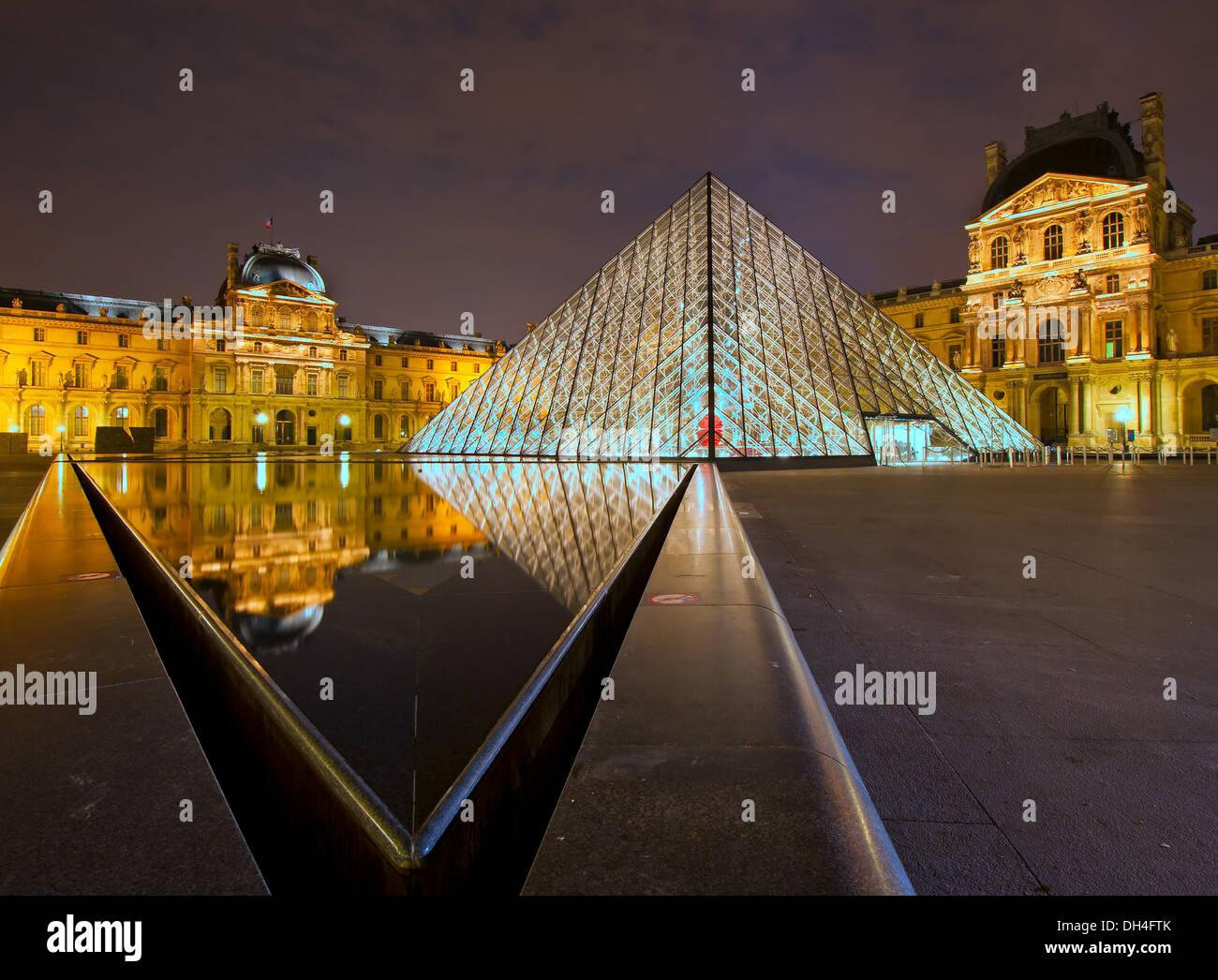 Il museo del louvre di notte parigi immagini e fotografie stock ad alta ...