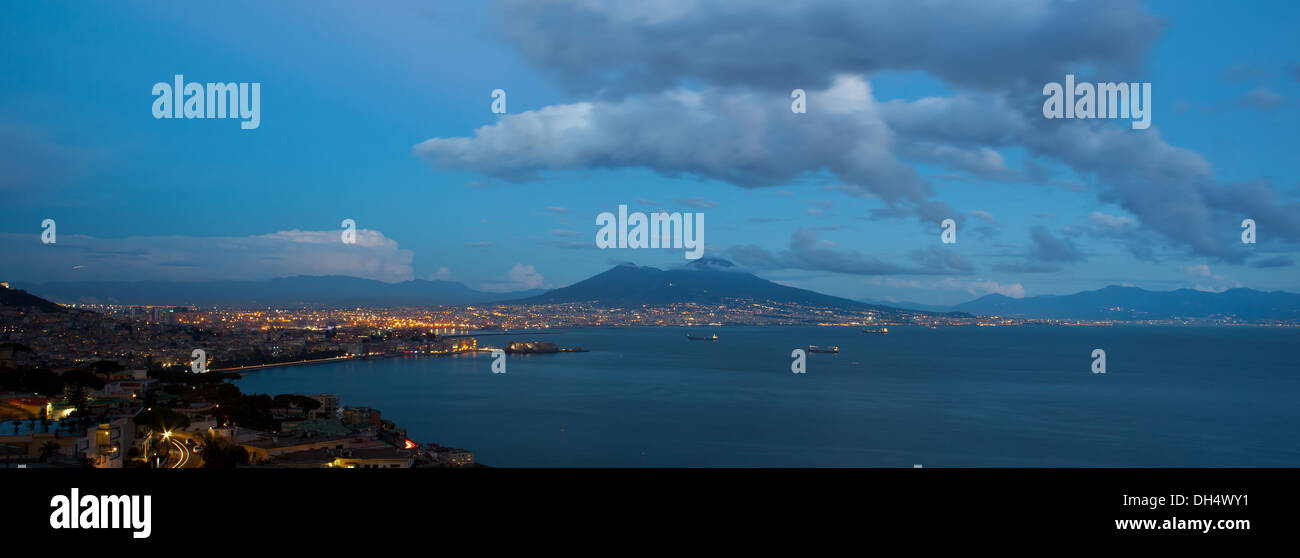 Napoli di notte immagini e fotografie stock ad alta risoluzione - Alamy