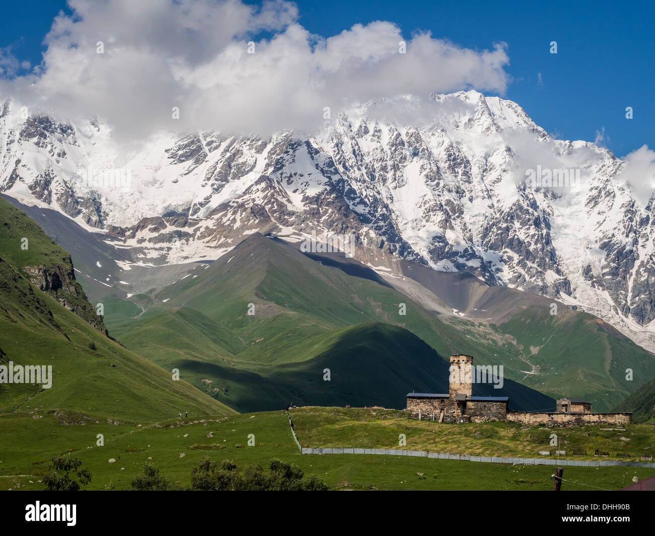 Ushguli in Alta Svaneti, Georgia. Ushguli è famosa per il suo ben ...