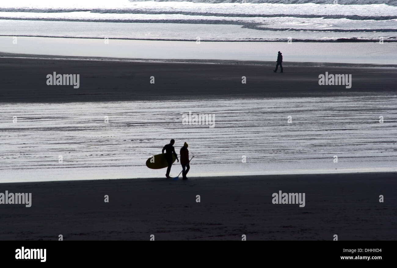 Surfisti che camminano sulla spiaggia immagini e fotografie stock ad ...