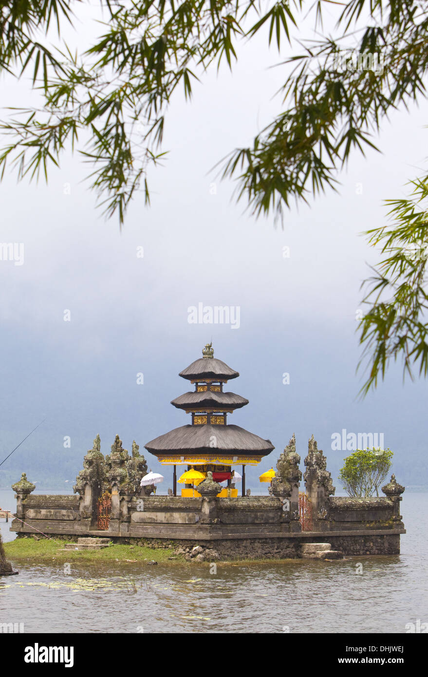 Tempio di bali sul lago immagini e fotografie stock ad alta risoluzione ...
