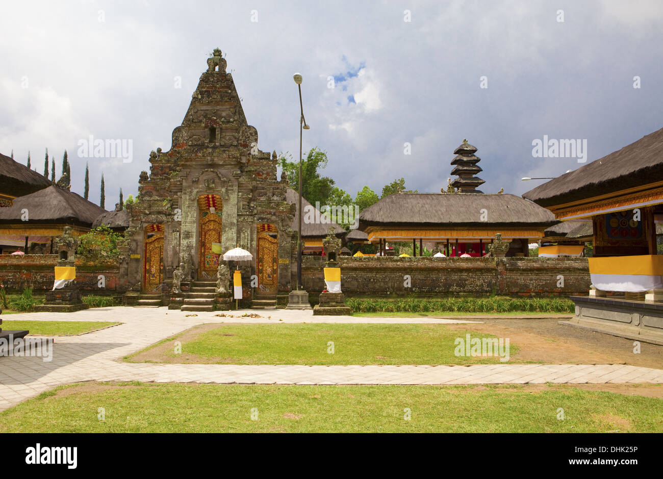 Tempio di bali sul lago immagini e fotografie stock ad alta risoluzione ...