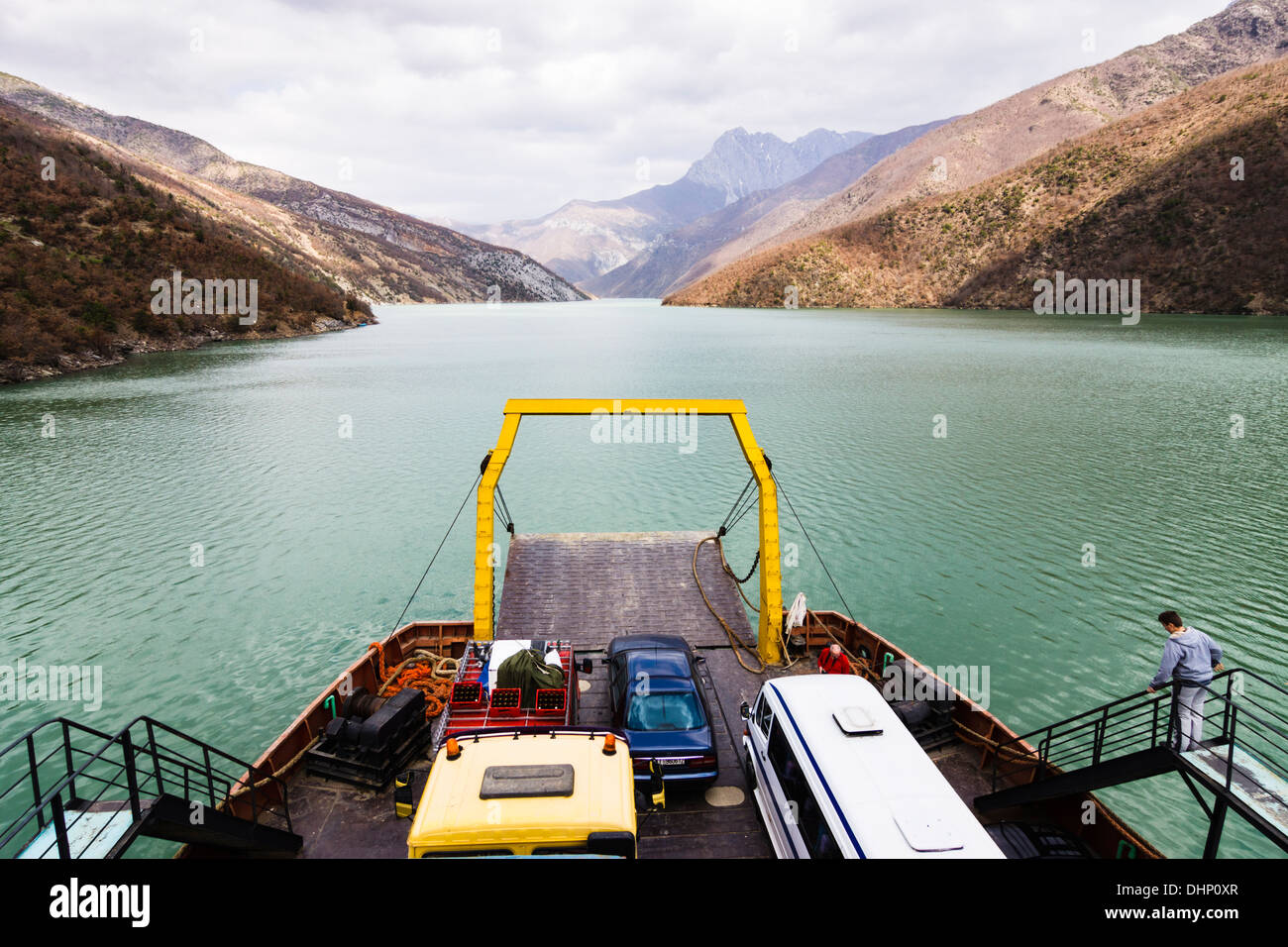 Paesaggio e passeggero sul traghetto Koman-Fierze attraverso il lago ...
