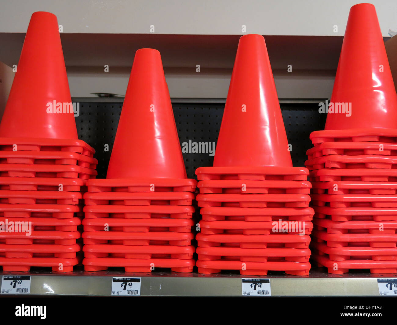 Warning cones immagini e fotografie stock ad alta risoluzione - Alamy