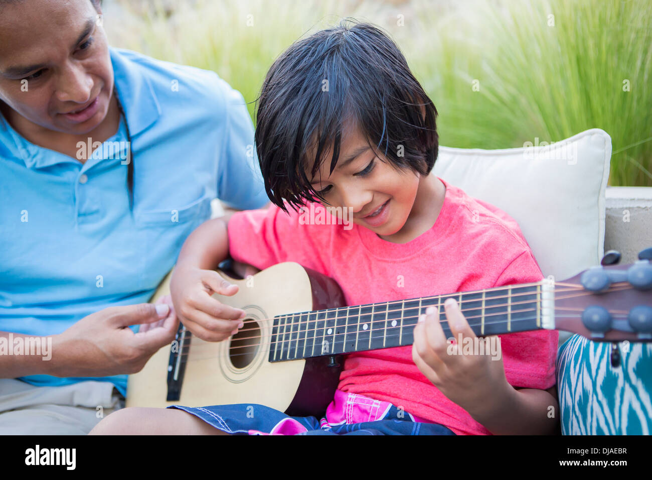 Suonare la chitarra all'aperto immagini e fotografie stock ad alta ...