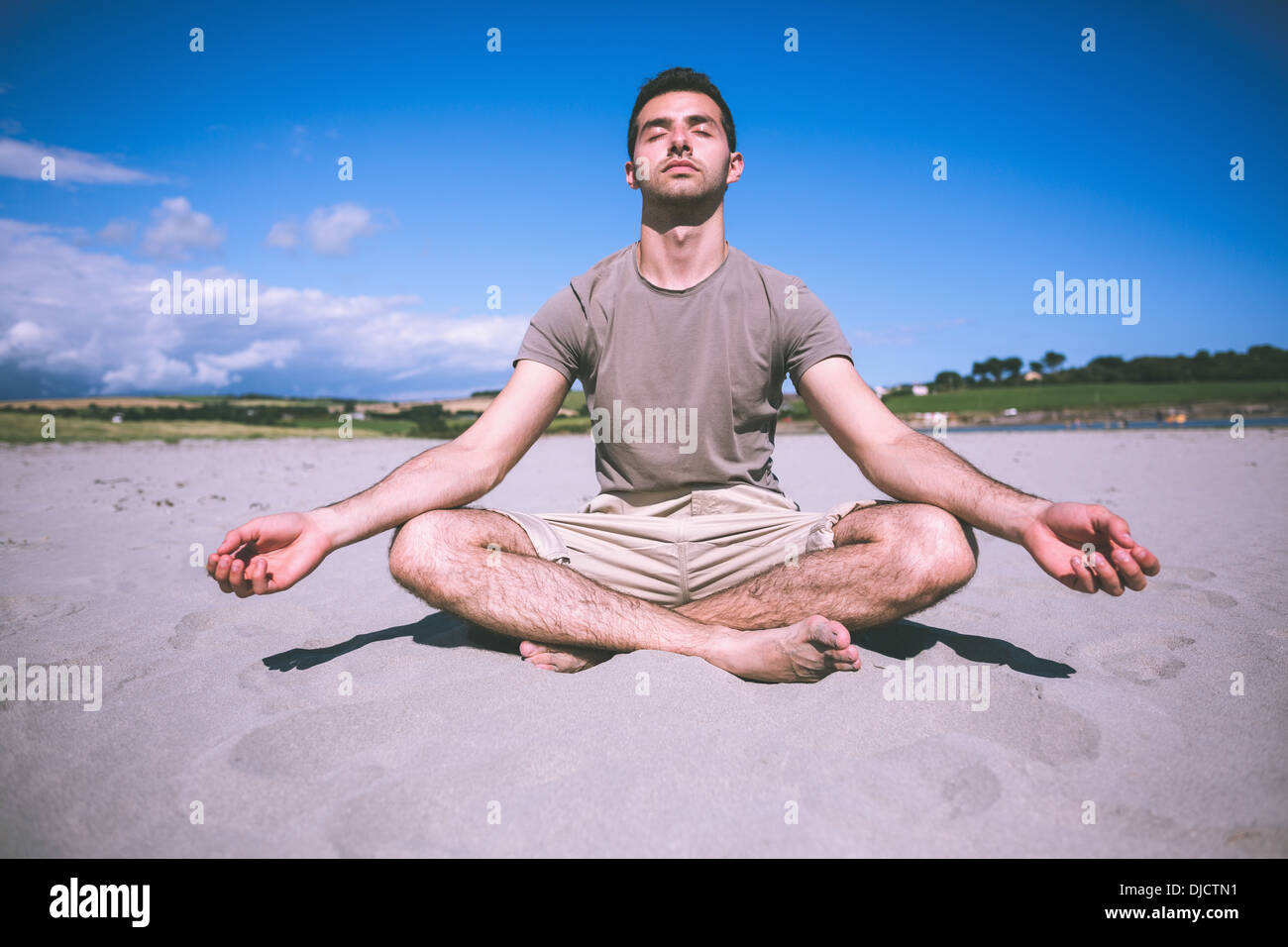 Uomo seduto con le gambe incrociate immagini e fotografie stock ad alta risoluzione - Alamy