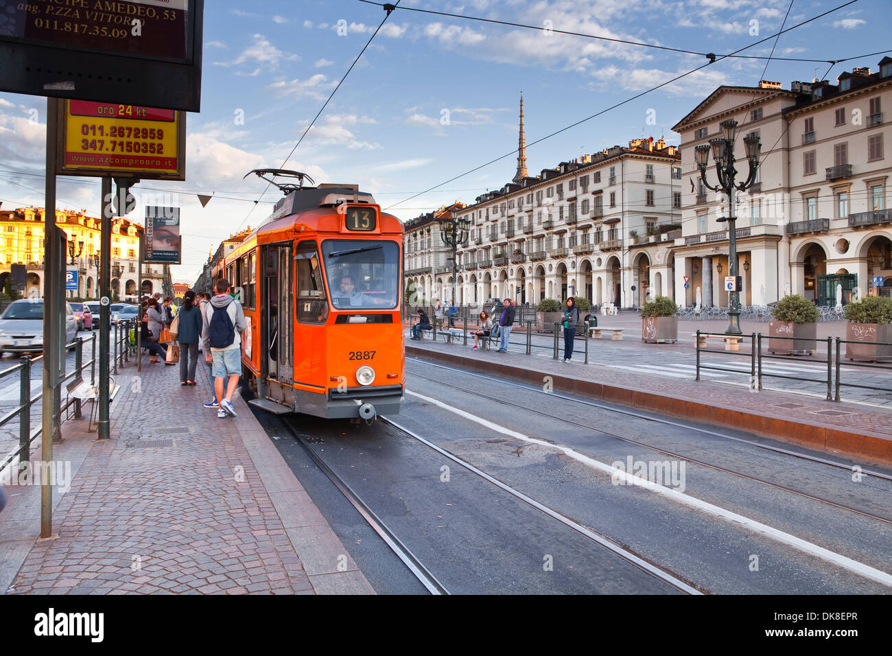 Persone che si imbarcano sul tram immagini e fotografie stock ad alta ...