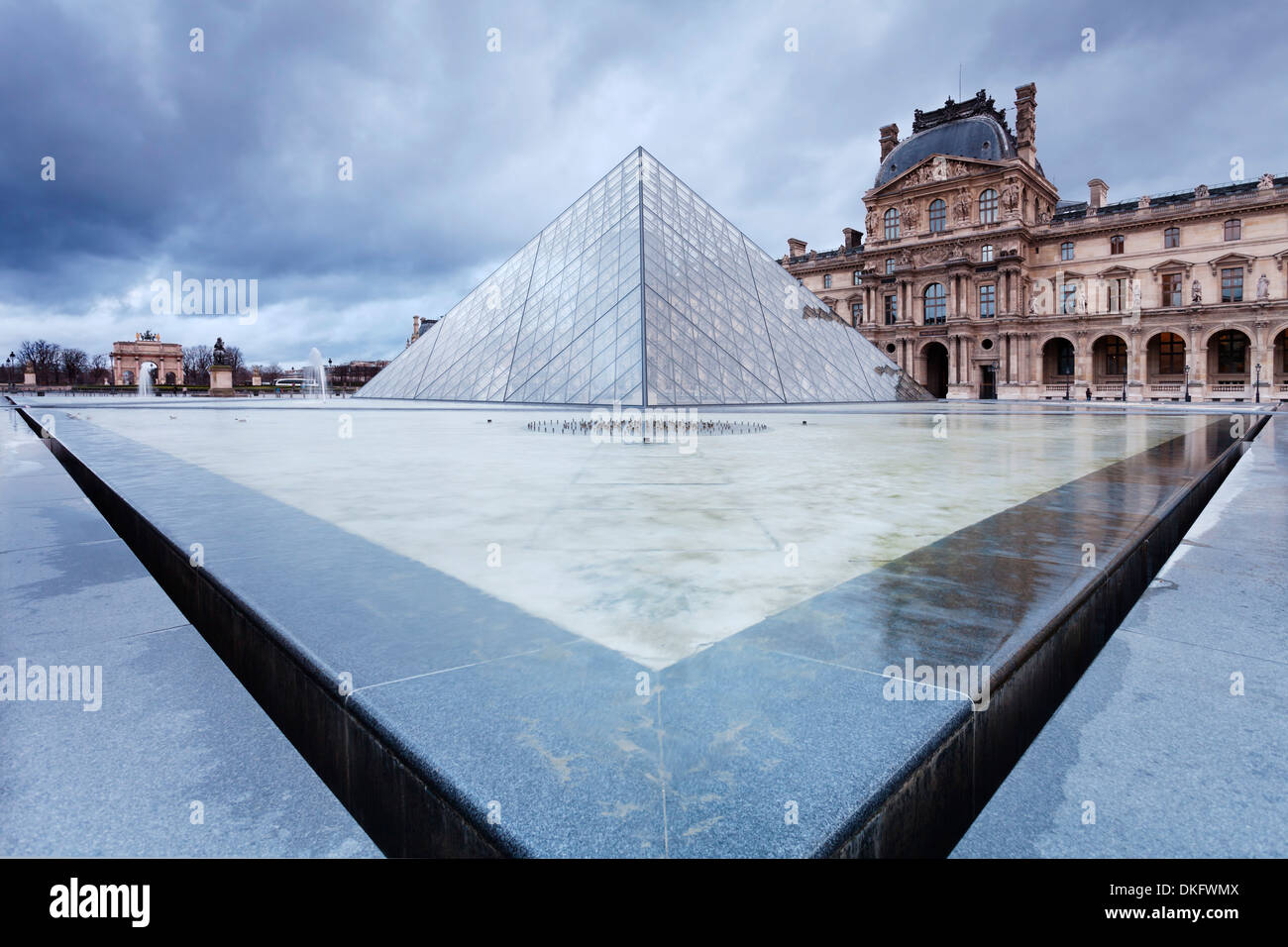 Esterno della piramide del louvre al museo del louvre immagini e ...