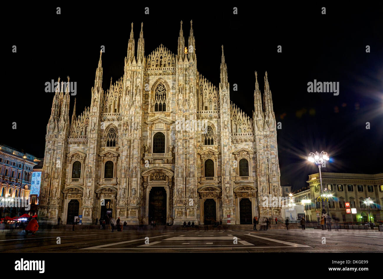 Milano di notte immagini e fotografie stock ad alta risoluzione - Alamy