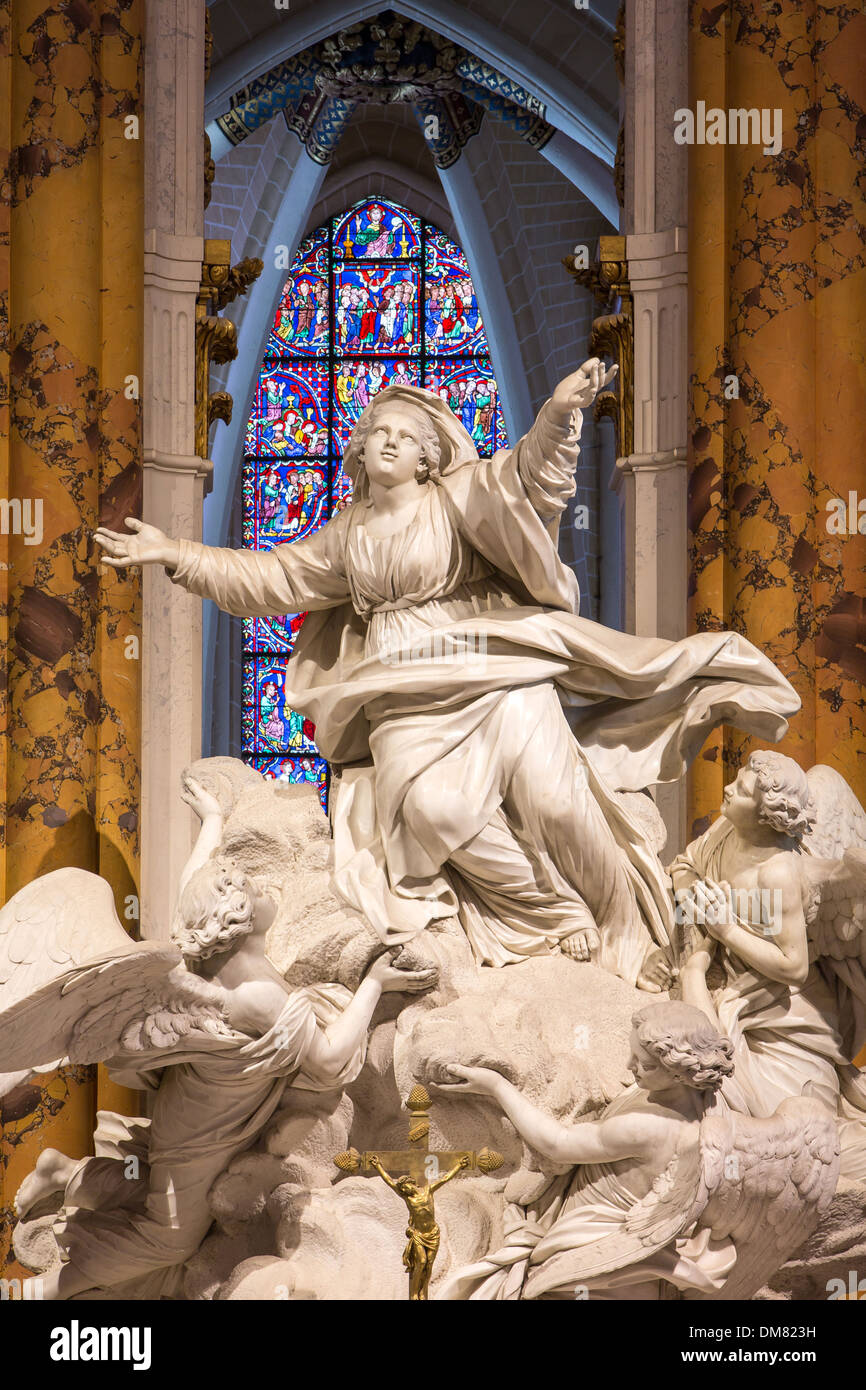 Egli coro con la statua dell'ASSUNZIONE DELLA VERGINE MARIA IN MARMO DI ...