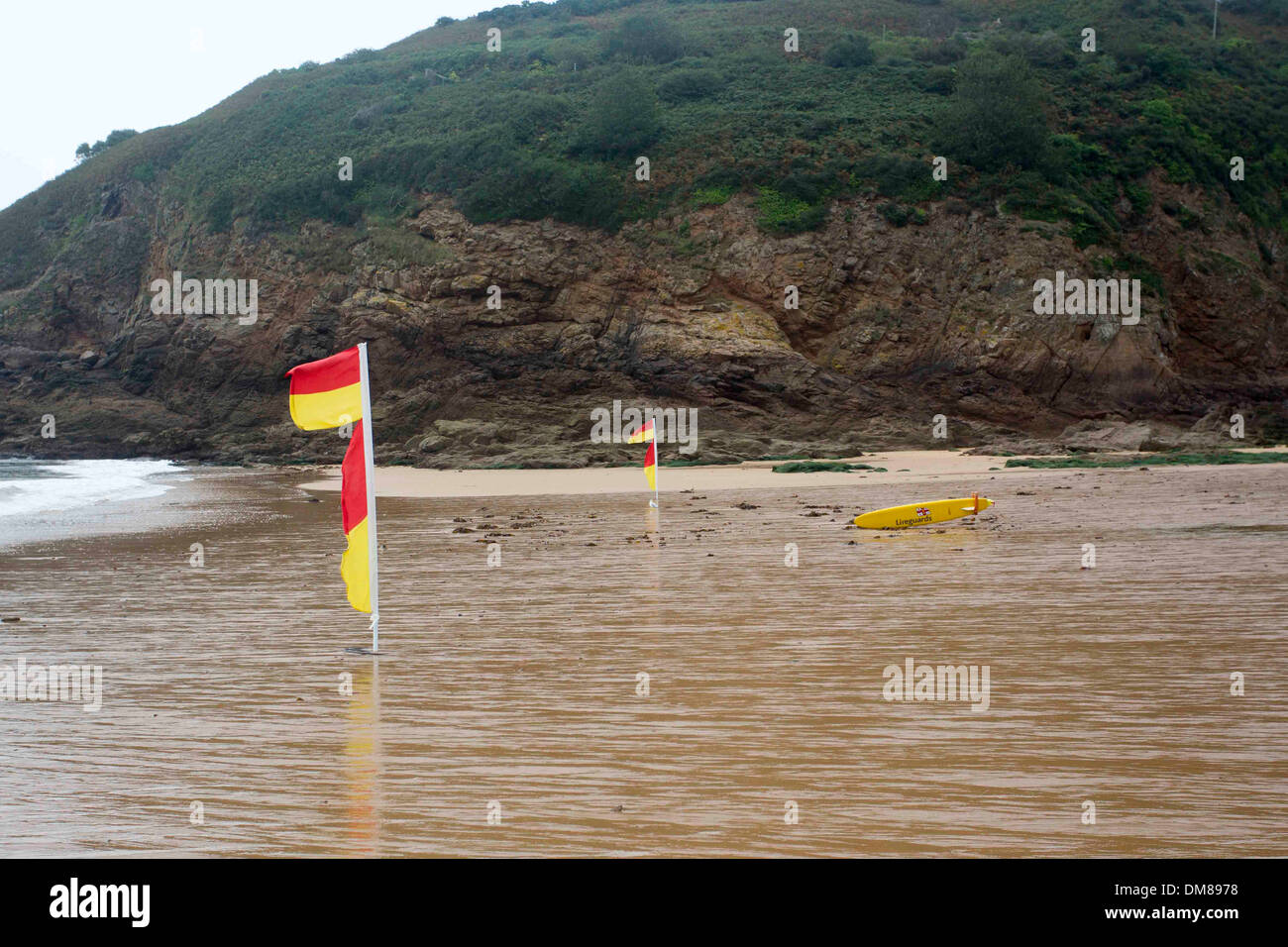 Rnli beach safety flags immagini e fotografie stock ad alta risoluzione ...