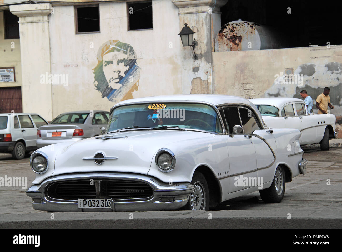 Vecchie macchine americane e murale dell'avana immagini e fotografie ...