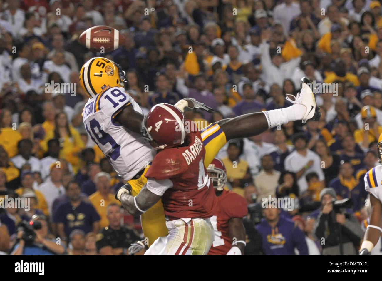 La LSU stretta estremità, #19 Deangelo Peterson, non è in grado di ...