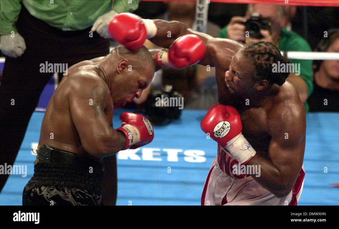 Heavyweight mike tyson lennox lewis immagini e fotografie stock ad alta ...