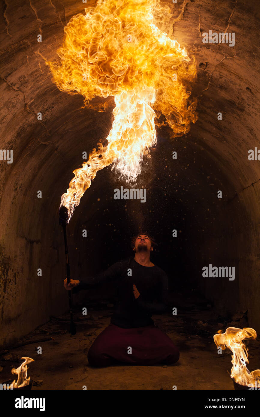 Giovane esecutore di fuoco immagini e fotografie stock ad alta ...