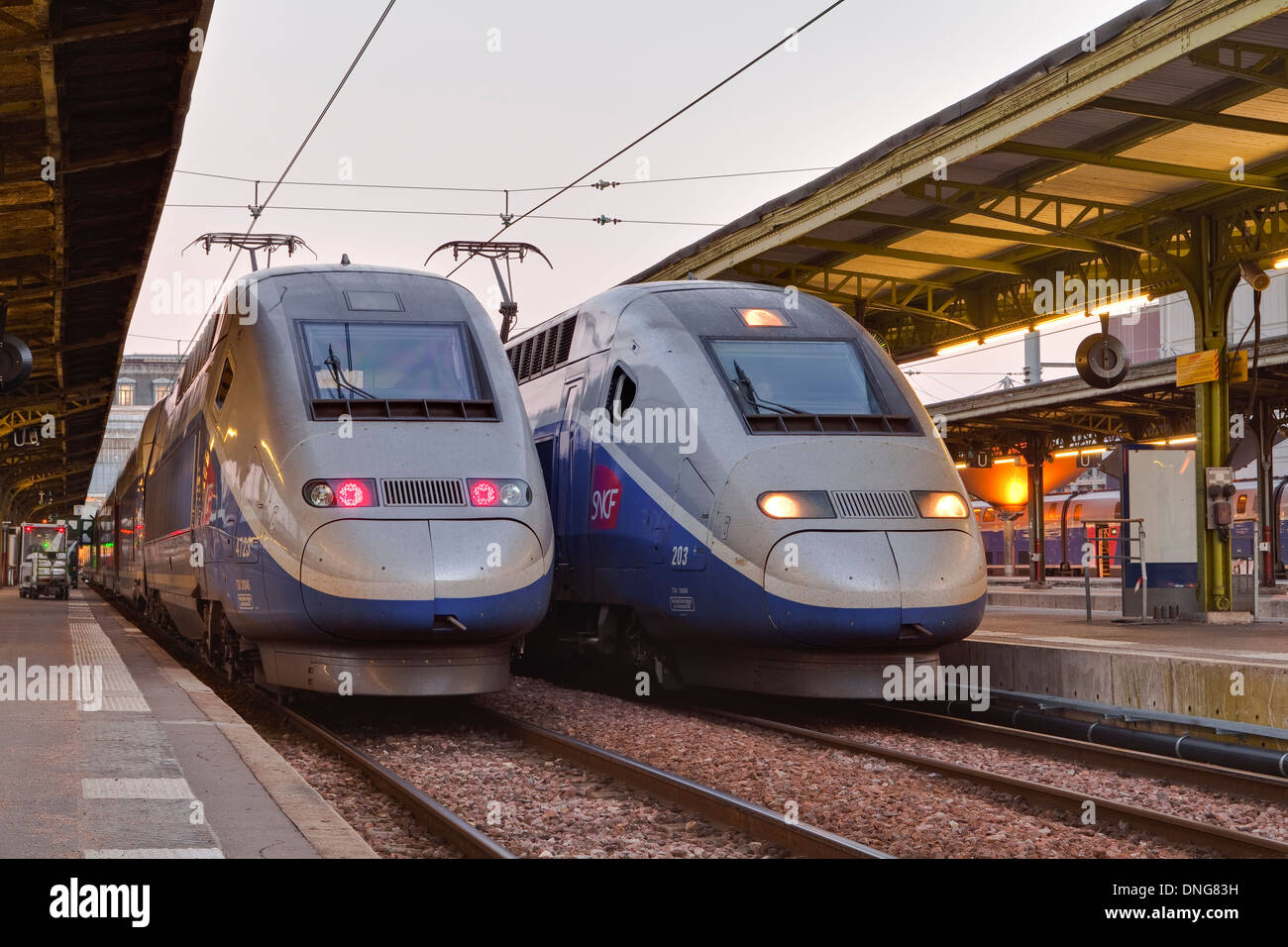 French tgv train in paris station immagini e fotografie stock ad alta ...