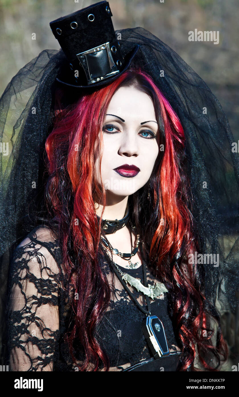 Ragazza goth immagini e fotografie stock ad alta risoluzione - Alamy
