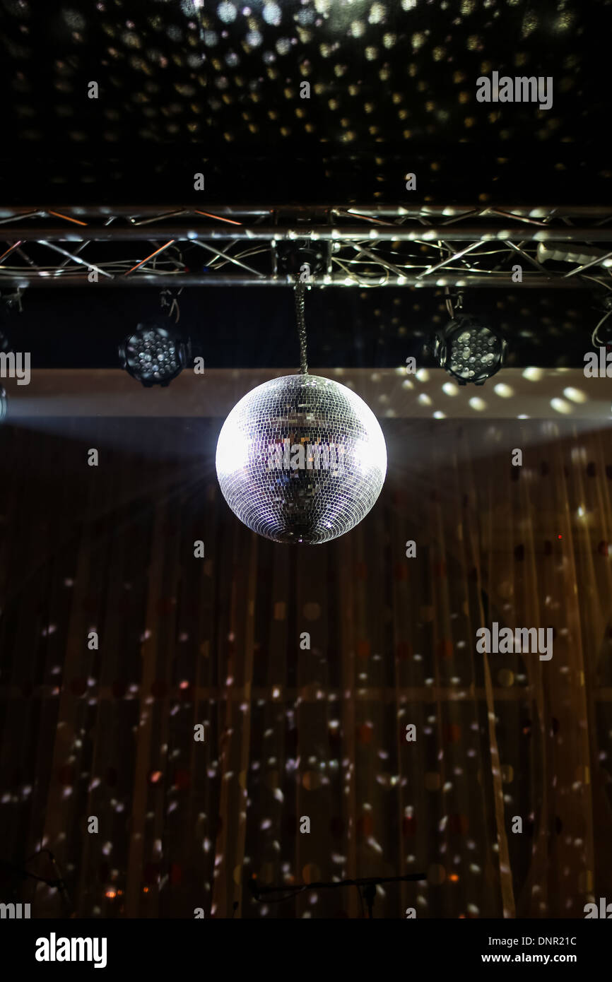 Palla da discoteca di vetro immagini e fotografie stock ad alta ...
