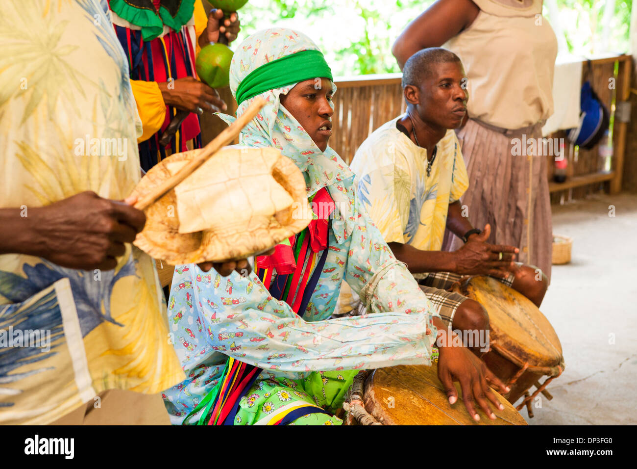 In costumi tradizionali, Garifuna ballerini mostrano le loro radici ...