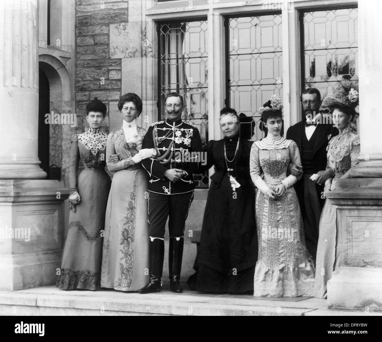 La famiglia imperiale sulla terrazza del castello Friedrichshof in ...