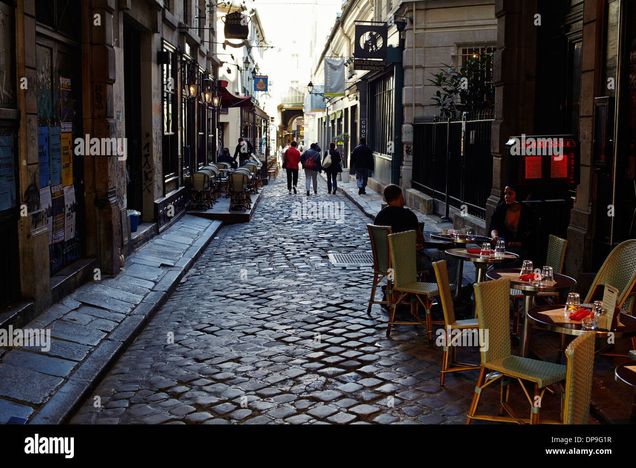 Strade acciottolate di parigi immagini e fotografie stock ad alta ...