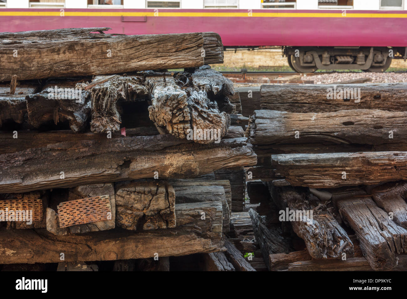 Traversina ferroviaria in legno immagini e fotografie stock ad alta ...