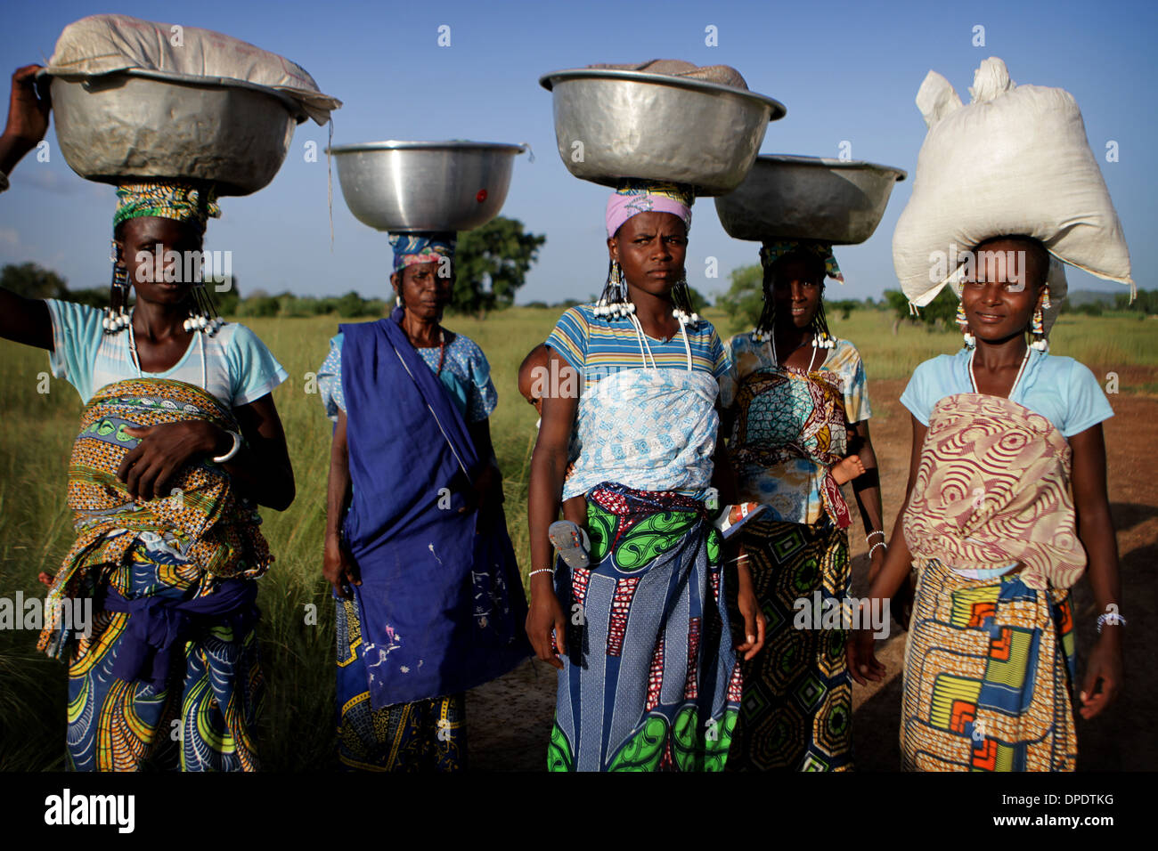 Le Donne Africane Sulla Strada Per Il Mercato Con La Produzione Di Trasportati In Ceste Bacino