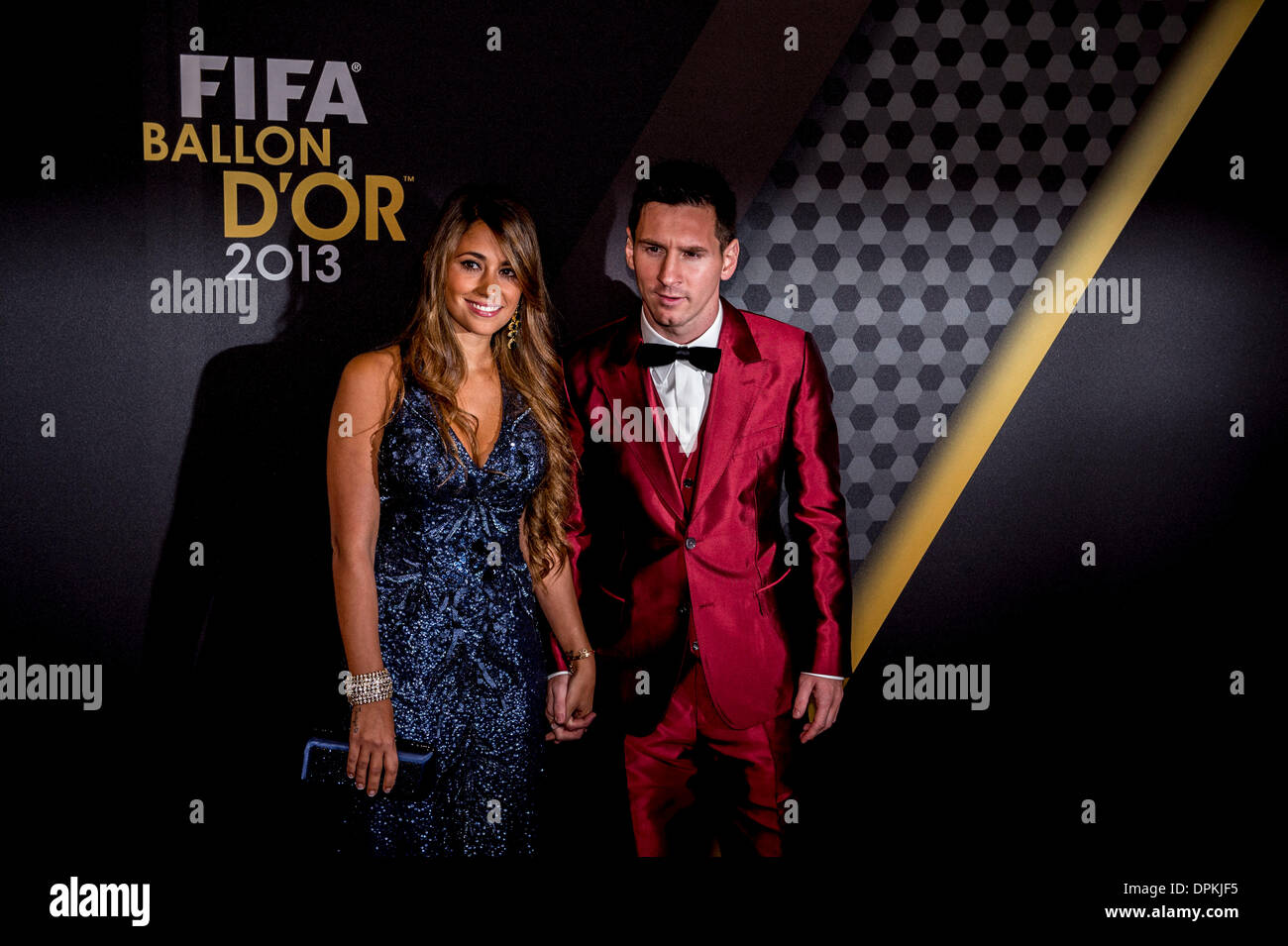 Lionel messi and antonella roccuzzo immagini e fotografie stock ad alta ...