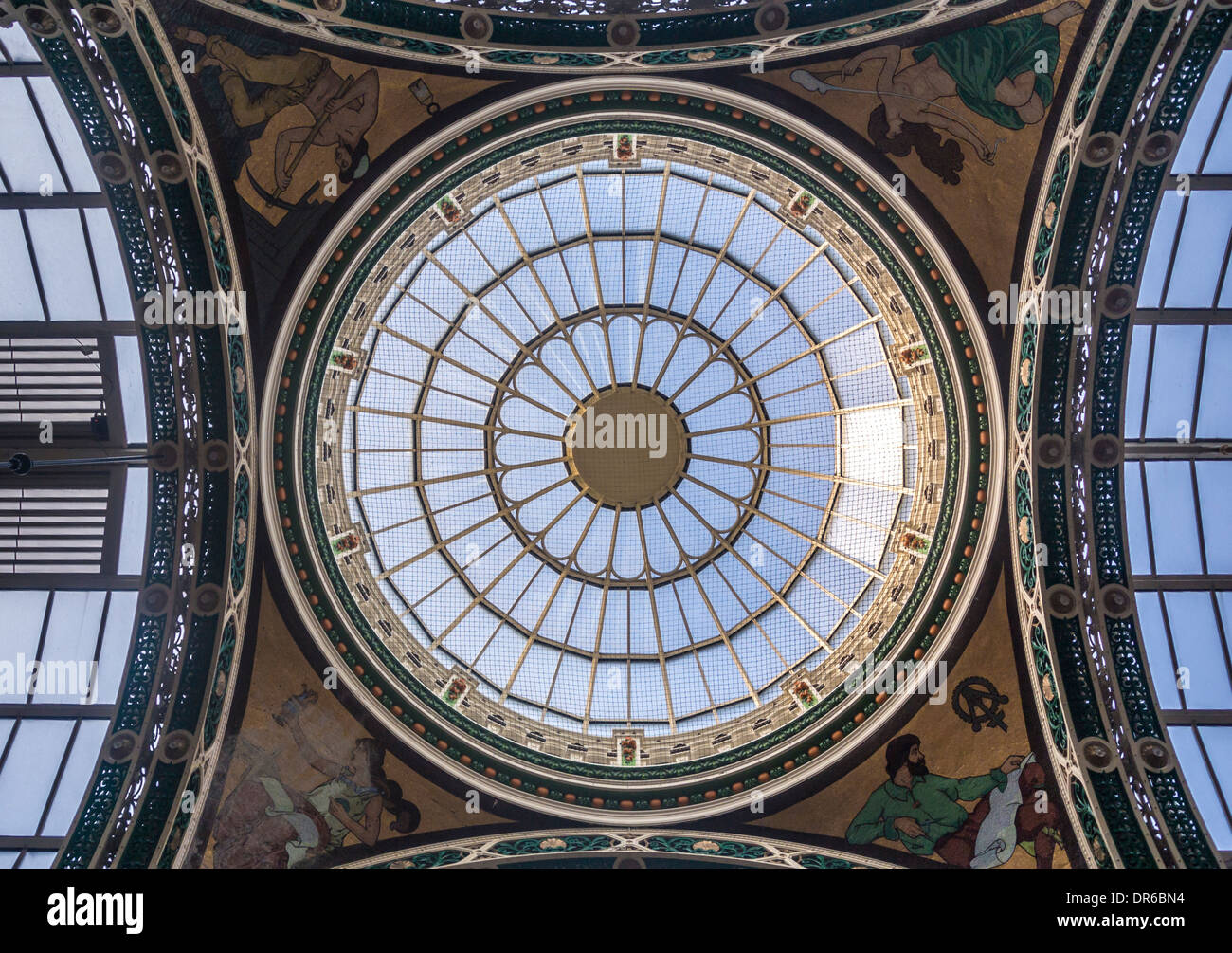 Tetto in ferro ad arco immagini e fotografie stock ad alta risoluzione ...