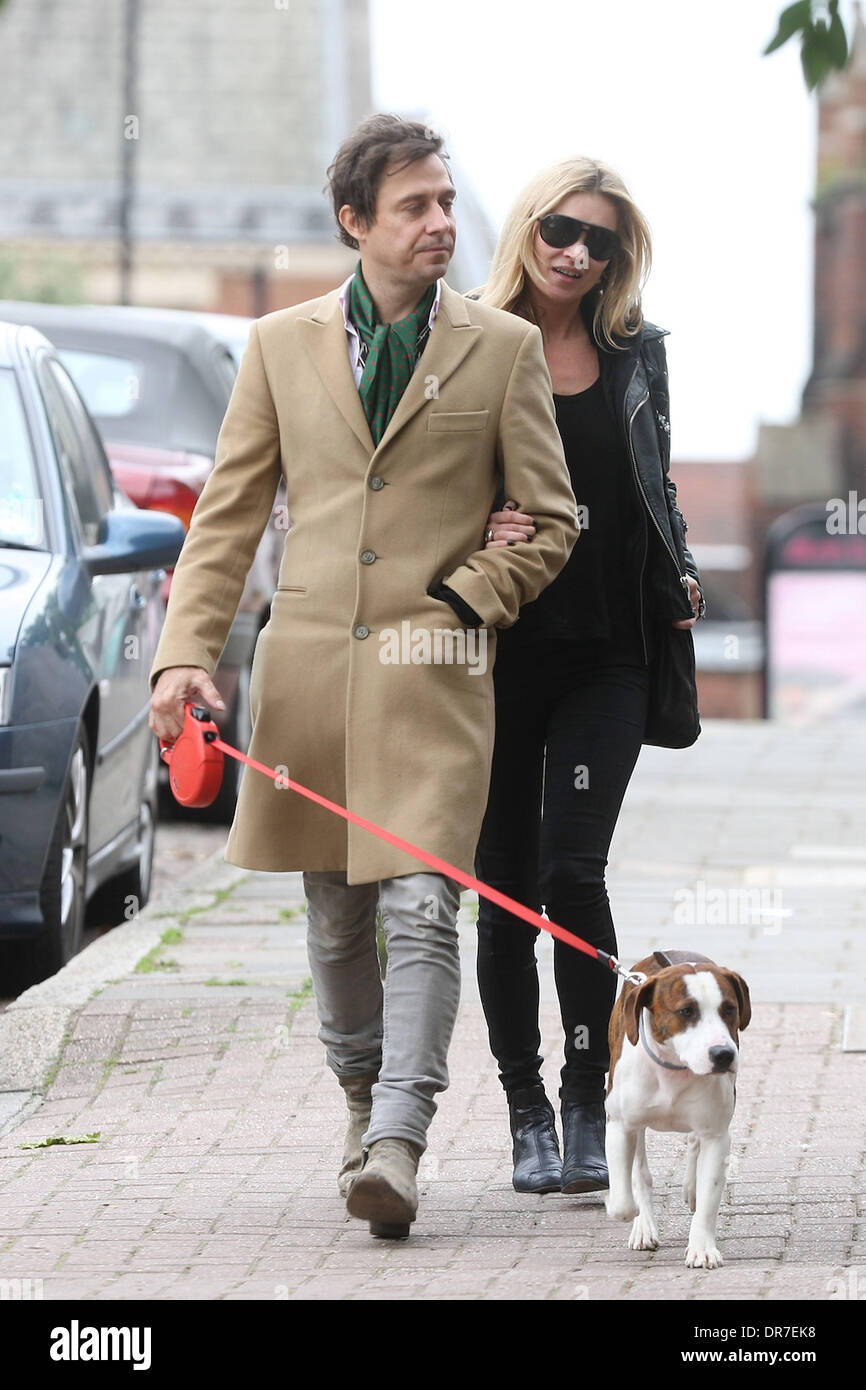 Kate Moss e il marito Jamie Hince a piedi il loro nuovo cane Archie ...