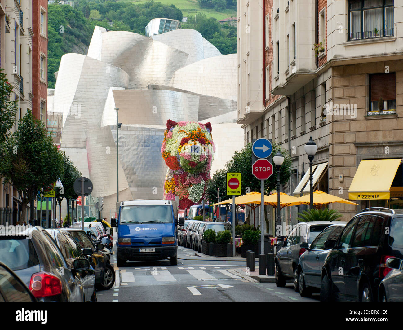 Una street view di Bilbao, Spagna. In background - 'Cucciolo', una ...