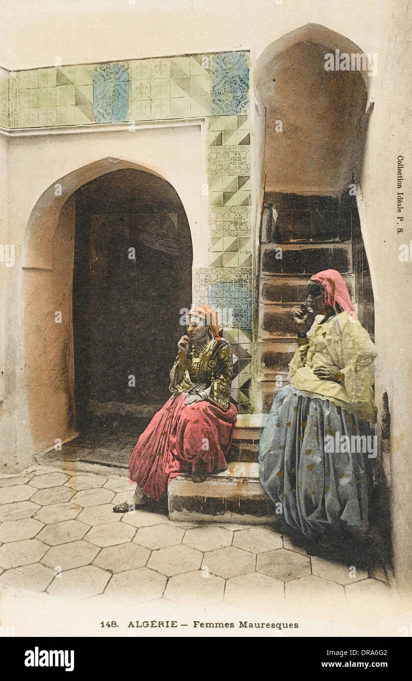 Due donne algerine immagini e fotografie stock ad alta risoluzione - Alamy
