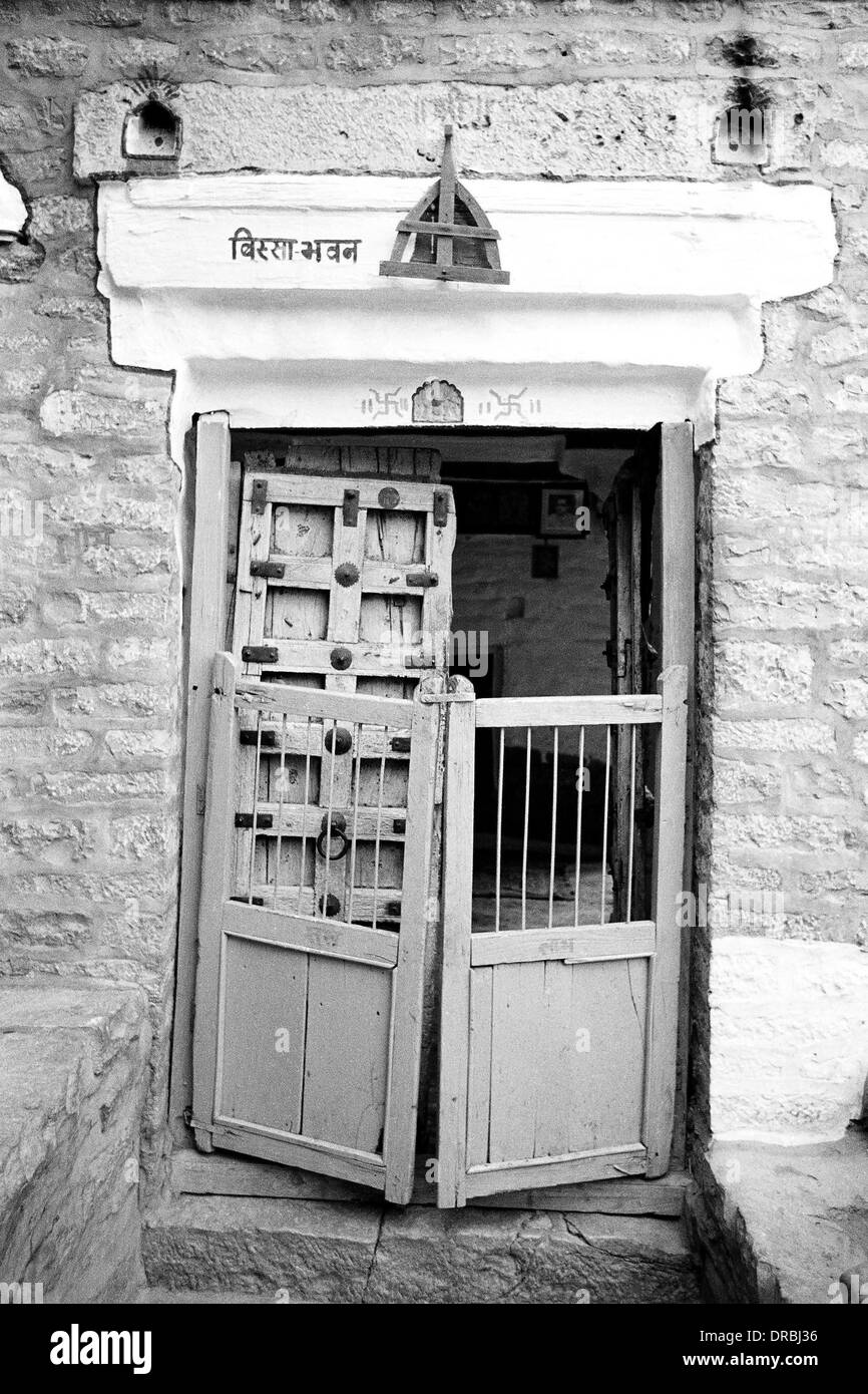 Piccola porta bianca immagini e fotografie stock ad alta risoluzione ...