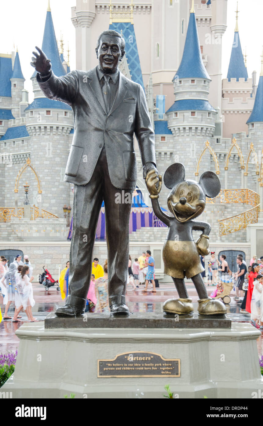 Statua di Walt Disney e Mickey Mouse di fronte al castello nel Magic ...