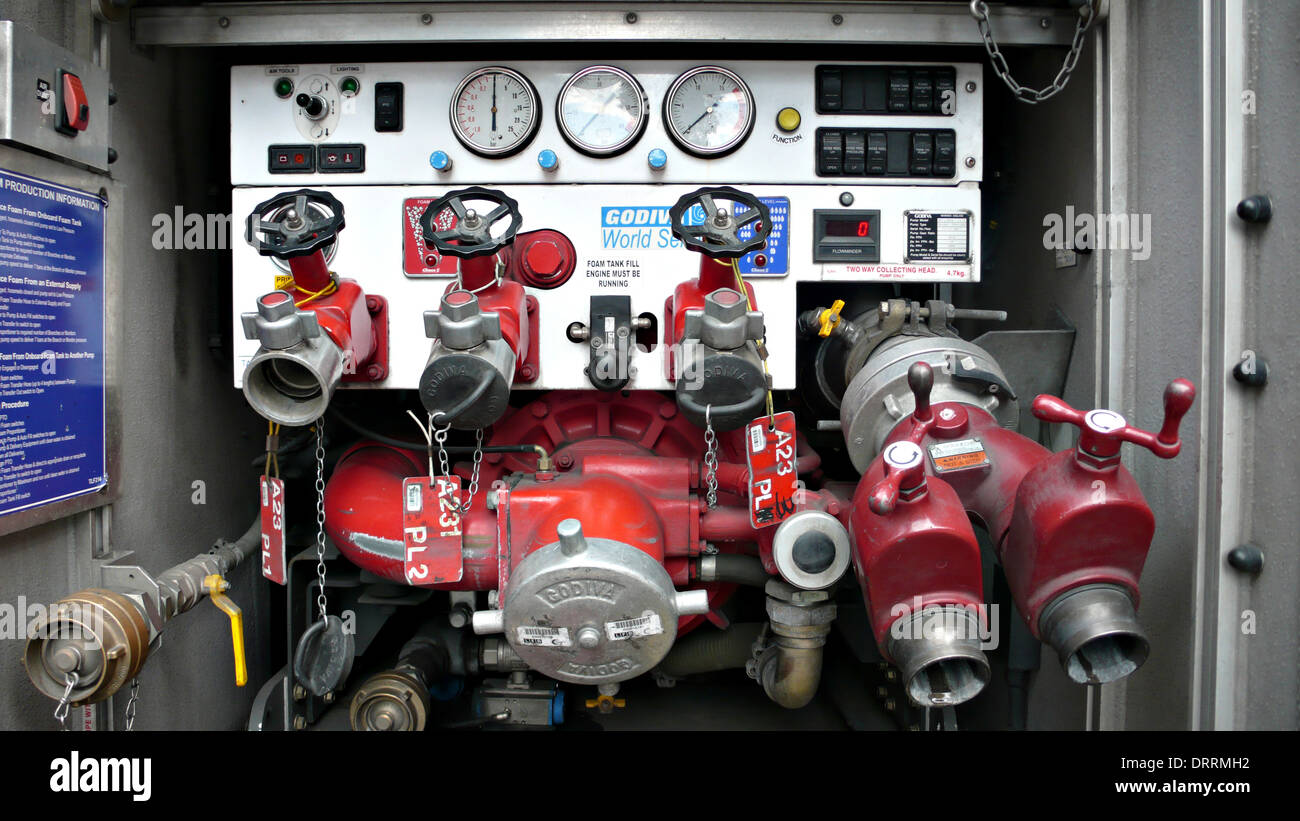Valvole su una autopompa antincendio immagini e fotografie stock ad ...