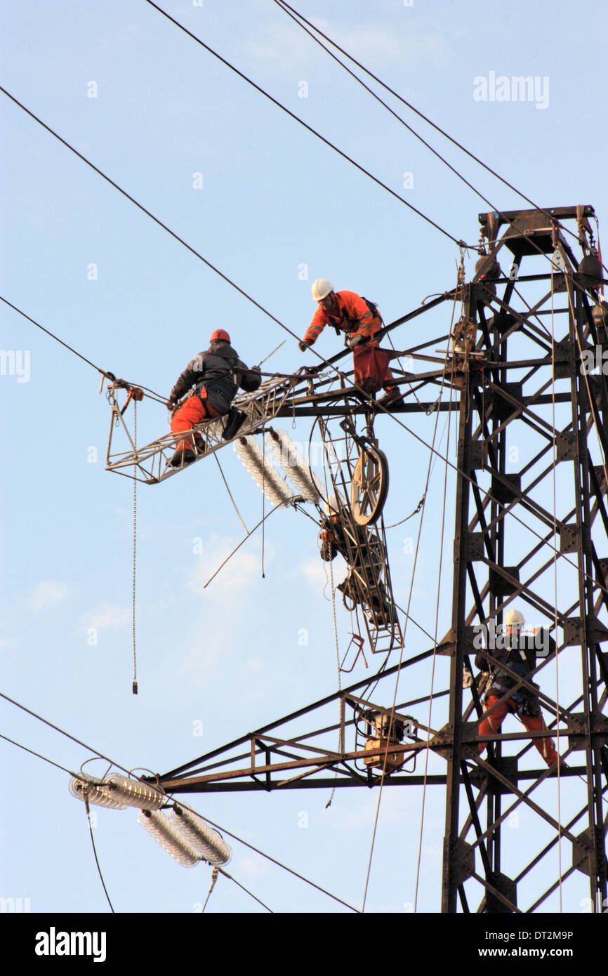 Lavoratori a tralicci di energia elettrica in Italia. I lavori di ...