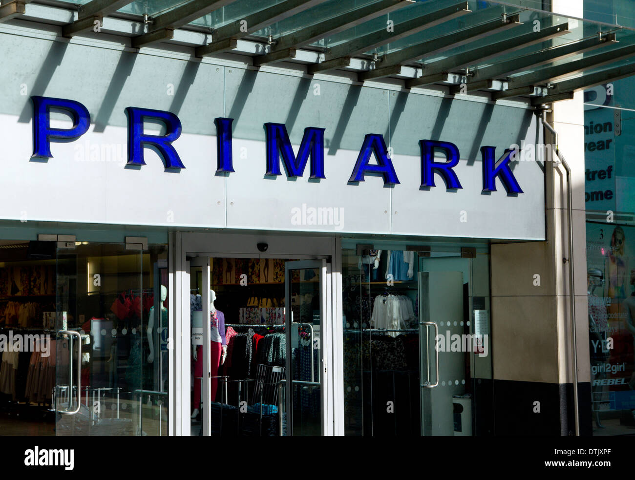 Cardiff primark immagini e fotografie stock ad alta risoluzione - Alamy