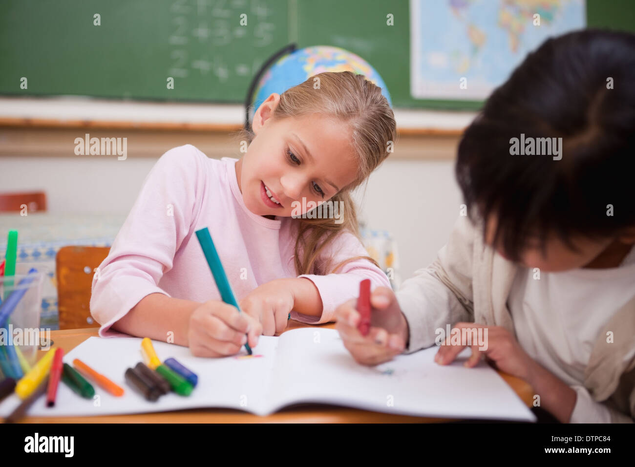 Disegno studentesse immagini e fotografie stock ad alta risoluzione - Alamy