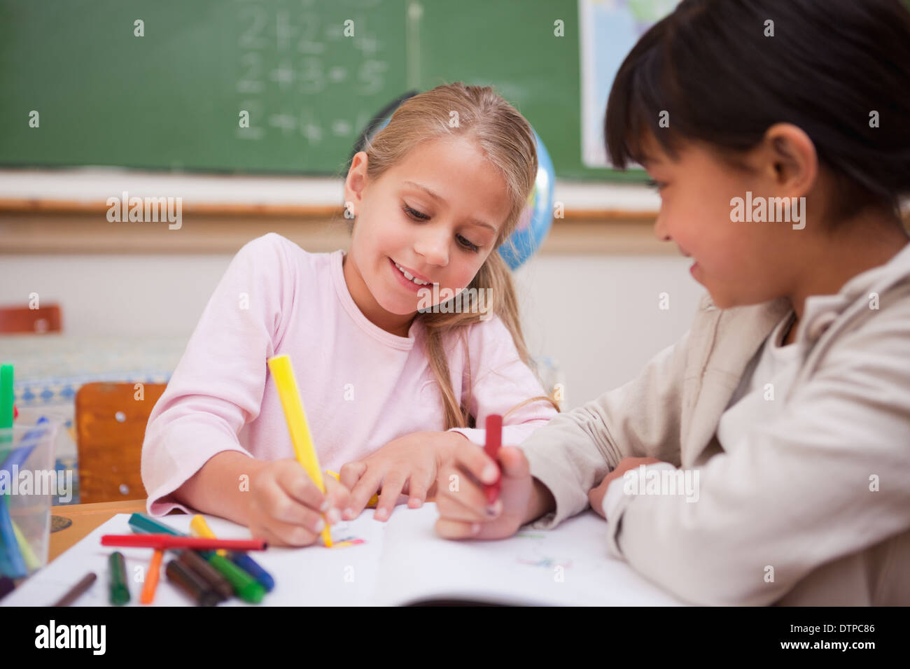 Disegno studentesse immagini e fotografie stock ad alta risoluzione - Alamy