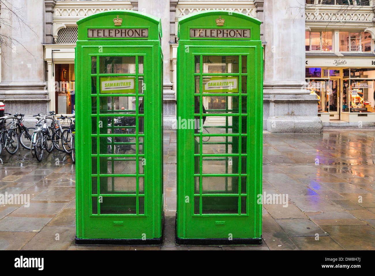 Green telephone box immagini e fotografie stock ad alta risoluzione - Alamy